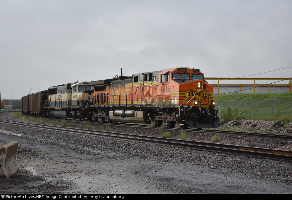 BNSF 5625 leading a sb coal load on the fort scott sub